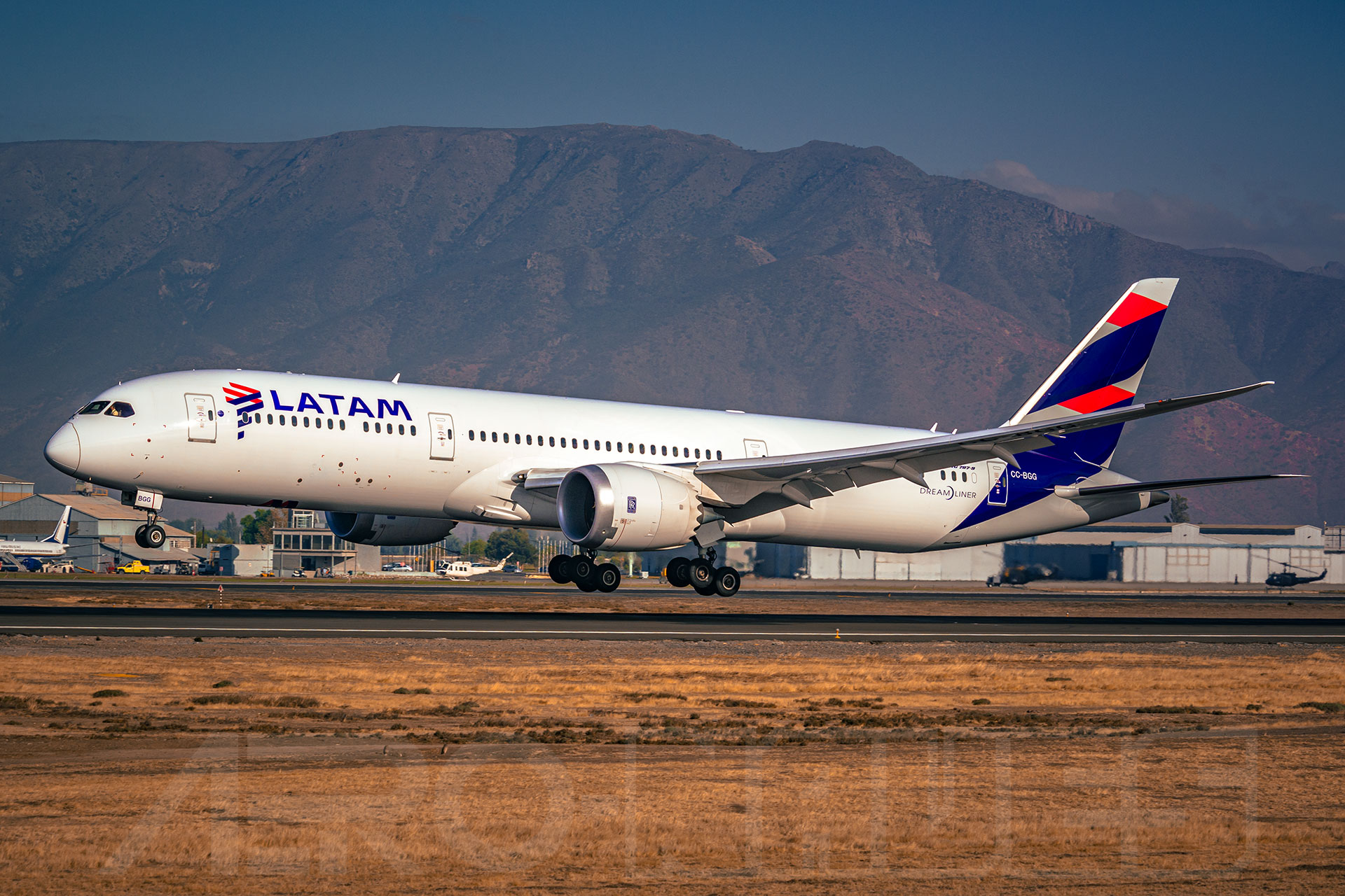FAA ordena revisar cerca de 900 aviones Boeing 787